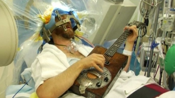 Patient Plays Guitar During Brain Surgery - medicalkidunya